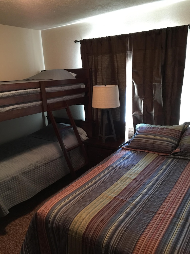 Spacioius Bridges Bay Cabin 3br/2ba+loft For Separate Kids Space - Sleeps 14 - Okoboji, IA
