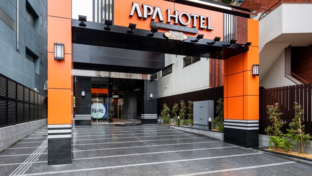 A entrada do APA HOTEL com design moderno, destacando um esquema de cores vibrante em laranja e preto, e o número '298' exibido em destaque sobre a entrada.