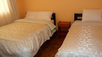 Quarto Standard, várias camas, não fumadores, casa de banho privativa | Cortinas/cortinados opacos, quartos insonorizados, Wi-fi grátis