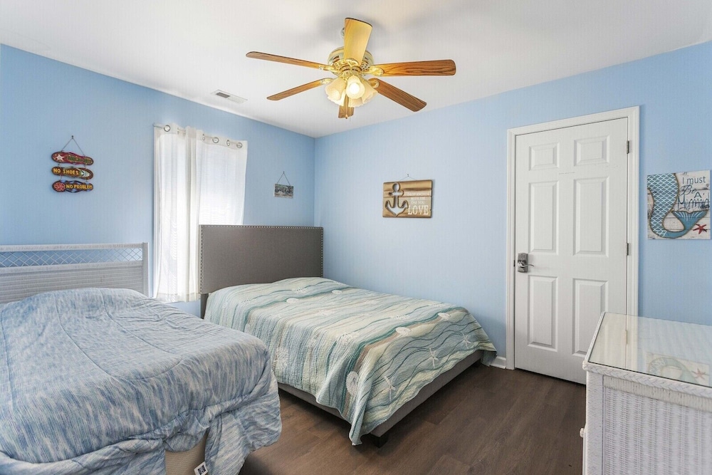 Oak Island Retreat - Ranch With Screened Porch - Bald Head Island