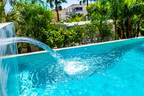 Piscina exterior, espreguiçadeiras 