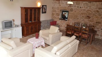 Vila, piscina particular | Área de estar | TV