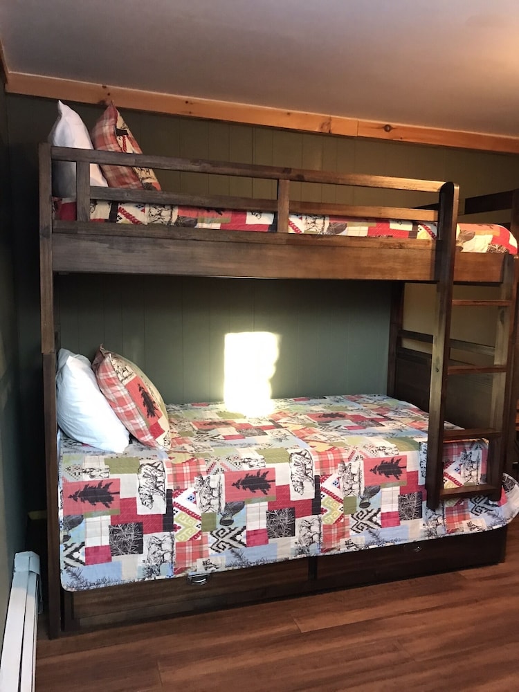 Cozy Cabin In Pittsburg Nh Village - Direct Snowmobile & Atv Trail Access - Pittsburg, NH