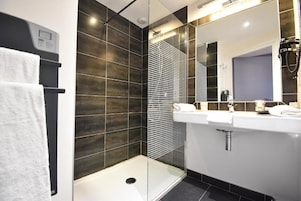 Quarto casal luxo | Banheiro | Produtos de toalete grátis, secador de cabelo, toalhas de banho