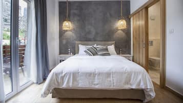 Quarto casal panorâmico, sacada, vista para a montanha | 1 quarto, roupas de cama premium, edredons de pluma