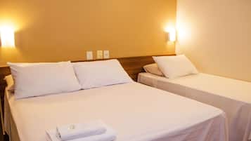 Quarto Triplo Superior | Secretária, cortinas/cortinados opacos, Wi-fi grátis