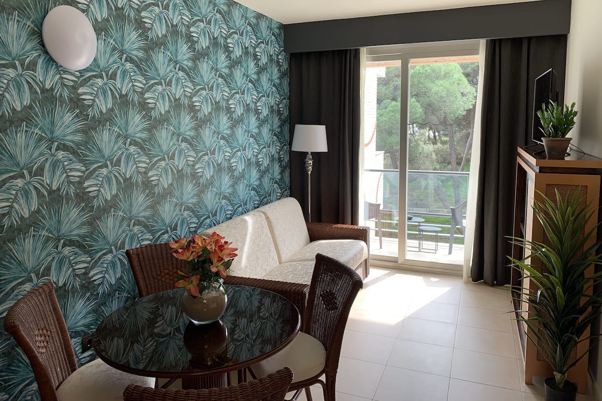 Apartamento, 1 Quarto (Vista Pinhal) | Sala | Televisor 
