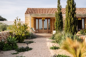 Quarto casal, vista para o jardim | Roupas de cama premium, edredons de pluma, frigobar, cofres nos quartos