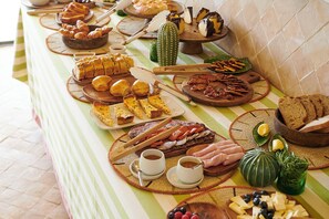 Pequeno-almoço tipo buffet diário incluído 