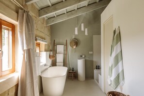 Suite, terraço | Casa de banho | Produtos de higiene exclusivos, um secador de cabelo, roupões, chinelos 