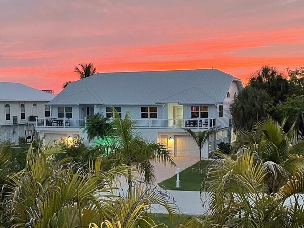 All Remodeled And Ready After Hurricane Ian! Pool With Canal View - Fort Myers Beach, FL