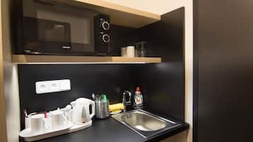 Quarto casal clássico, vista para a cidade | Cozinha americana privada | Frigobar, micro-ondas, chaleira elétrica