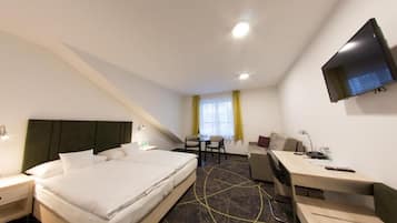 Quarto Clássico com Cama de Casal, Vista para a cidade | Secretária, cortinas/cortinados opacos, berços/camas para crianças