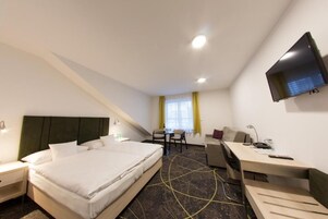 Quarto Clássico com Cama de Casal, Vista para a cidade | Secretária, cortinas/cortinados opacos, berços/camas para crianças 