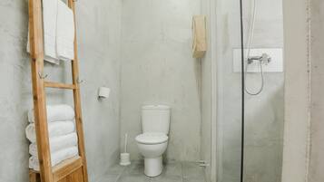 Loft, terraço | Casa de banho | Um polibã, um secador de cabelo, toalhas fornecidas