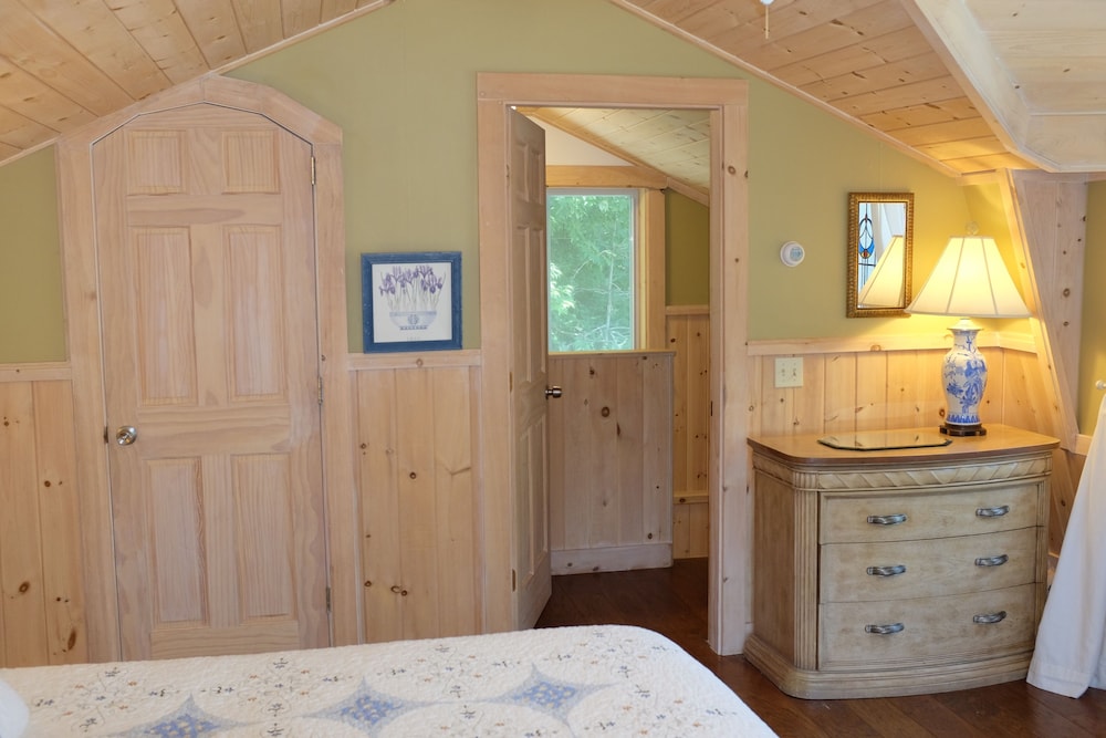Weekly Discount Available! 4 Bedroom, 2 Bathroom, Walking Distance To Town - Southwest Harbor, ME