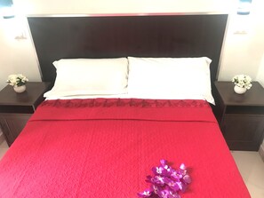 Quarto Duplo Standard | Secretária, camas desdobráveis, Wi-fi grátis, roupa de cama fornecida 