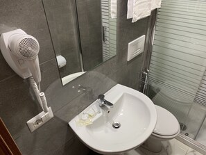 Quarto Duplo Básico, 1 quarto, não fumadores | Casa de banho | Um polibã, um chuveiro fixo, um secador de cabelo, toalhas fornecidas 