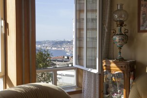 Apartamento clássico, 3 quartos, vista para a cidade | Vista do quarto