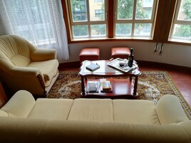 Apartamento clássico, 3 quartos, vista para a cidade | Área de estar | TV de tela plana, lareira