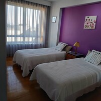 Apartamento clássico, 3 quartos, vista para a cidade | 3 quartos, individualmente mobiliados, escrivaninha, cortinas blackout