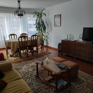 Apartamento clássico, 3 quartos, vista para a cidade | Área de estar | TV de tela plana, lareira