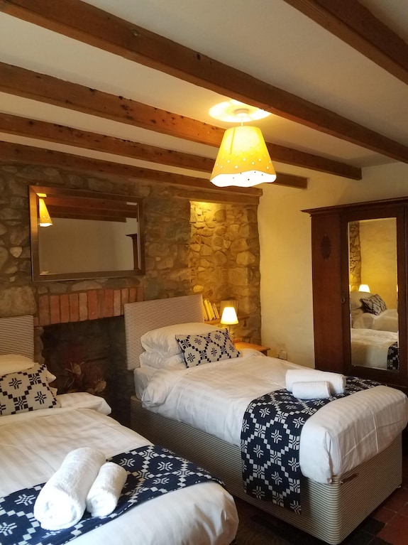 Pet Friendly Traditional Pembrokeshire Farmhouse, Cerca De Solva Y La Costa. - Pembrokeshire