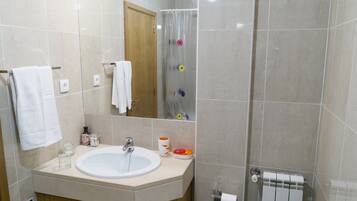 Apartamento, 2 quartos, não fumadores, vista para o mar | Casa de banho | Uma banheira, artigos de higiene pessoal grátis, um bidé