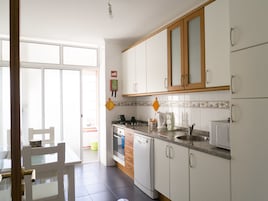 Apartamento, 2 quartos, para não fumantes, vista para o mar | Cozinha privada | Geladeira, micro-ondas, fogão, cooktop