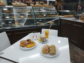 Café da manhã continental todos os dias (EUR 6 por pessoa) 