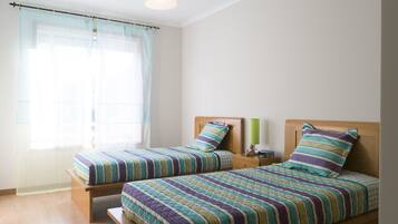 Apartamento, 2 quartos, não fumadores, vista para o mar | 2 quartos, cortinas/cortinados opacos, ferro/tábua de engomar