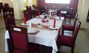 Pequenos-almoços, almoços e jantares servidos 