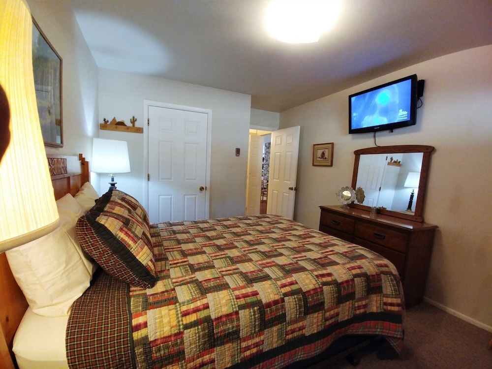 Ski View 1 Bella Vista - In Town - On Main Street - End Unit - Wifi - Cable - El - Red River, NM