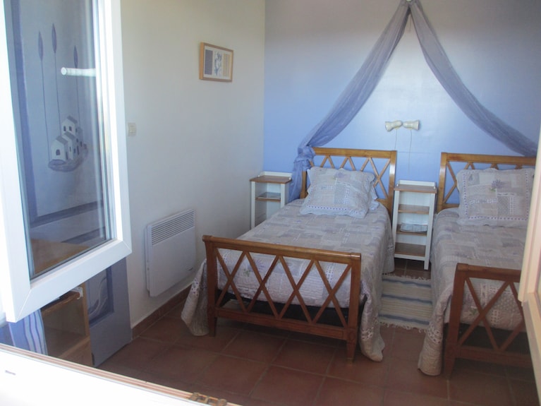 In A Farmhouse With Pool On The Upland Of A Provencal Village - Luberon