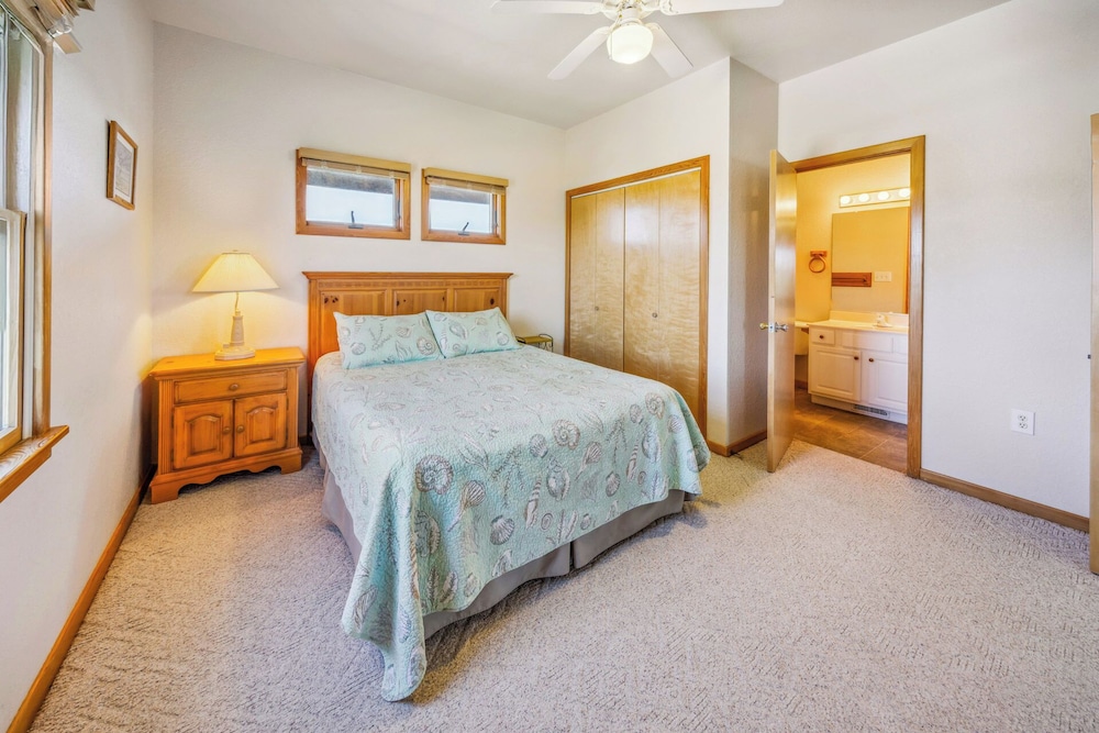 Summer Savings - Canalfront W/ Hot Tub, Private Boat Dock, Kayaks, And Game Room - Avon, NC