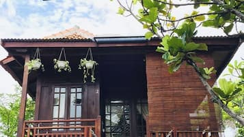 Bungalow | Ferro/tábua de engomar, roupa de cama fornecida