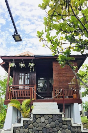 Bungalow | Ferro/tábua de engomar, roupa de cama fornecida