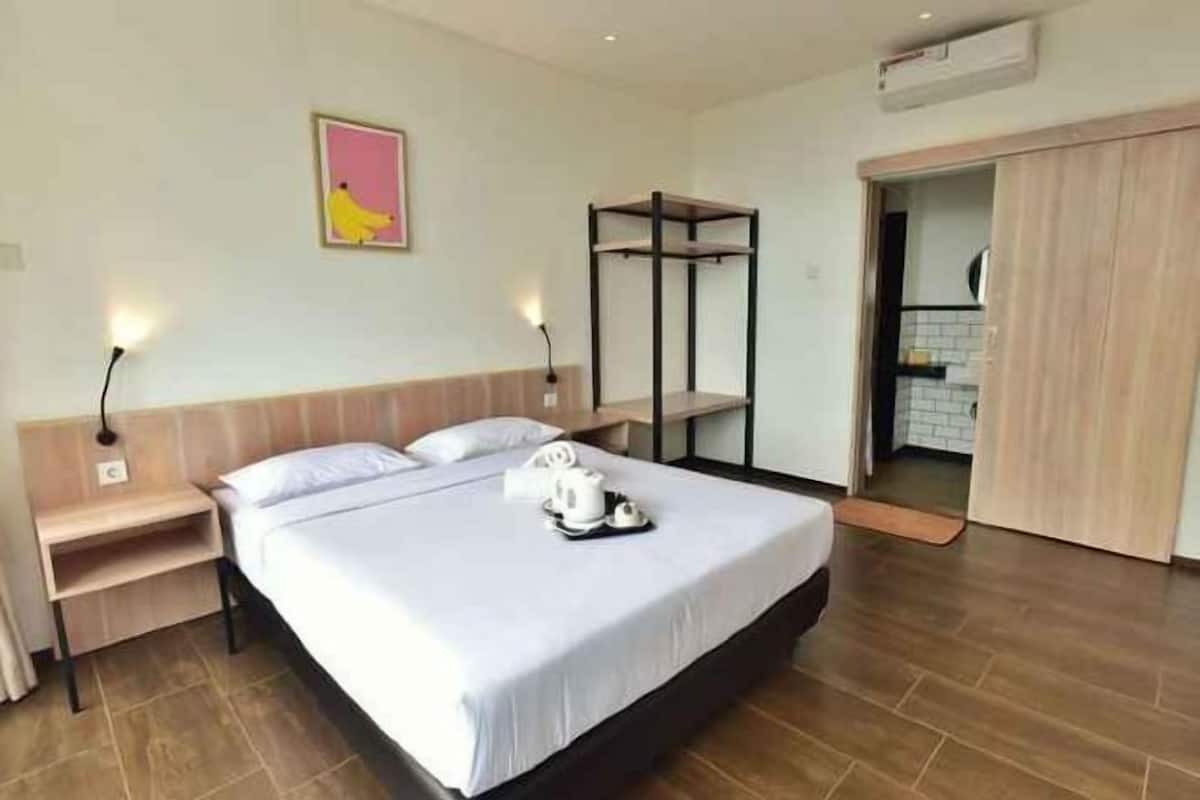 1 quarto, ferro/tábua de engomar, roupa de cama fornecida