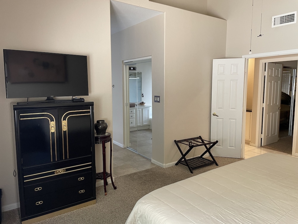 Love Your Privacy -- The Whole House In La Jolla Village Is Yours!! - Gilbert, AZ