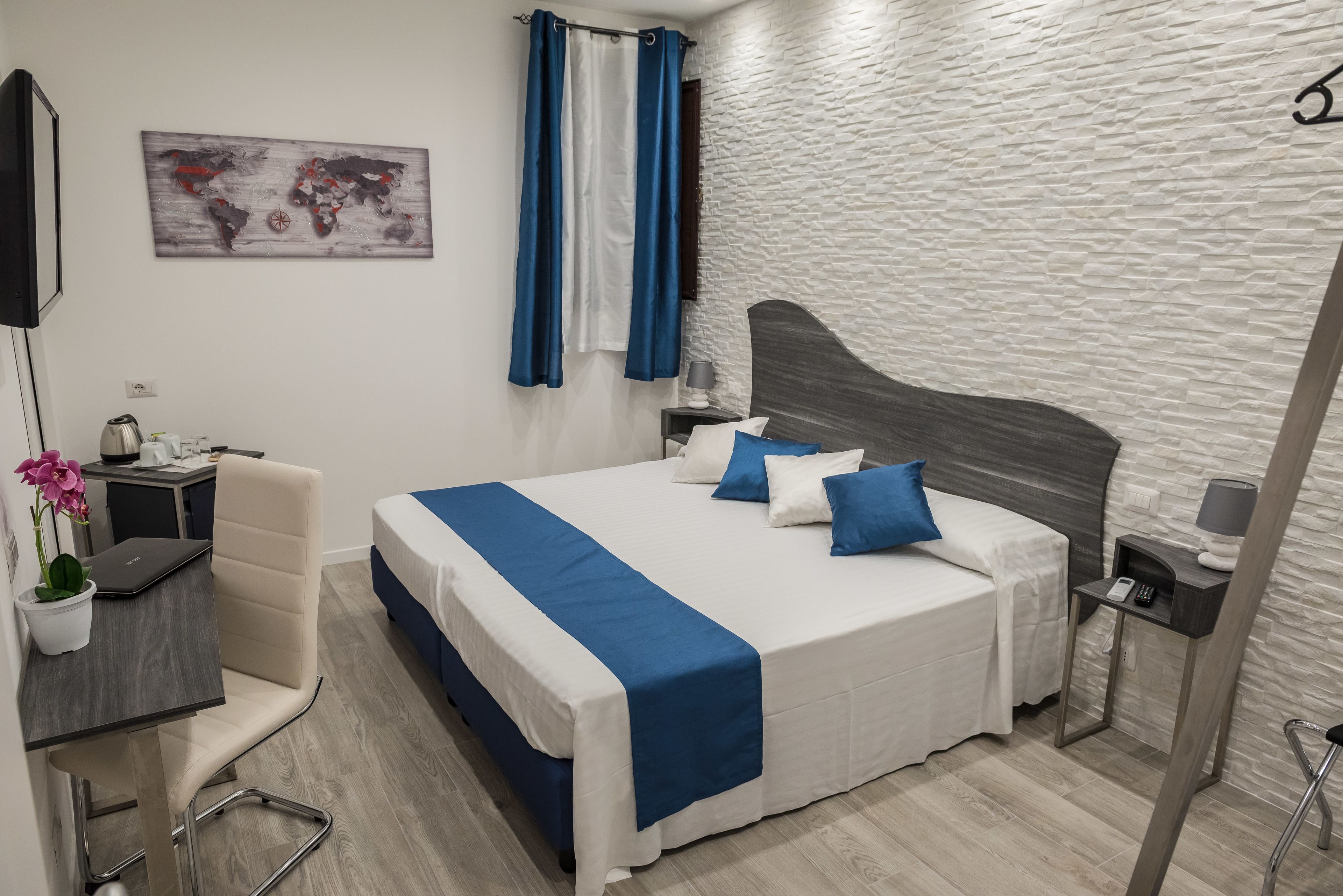 Quarto standard, 1 quarto, para não fumantes, banheiro privativo | Roupas de cama premium, edredons de pluma, frigobar, cofres nos quartos