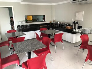 Pequeno-almoço tipo buffet diário (15 BRL por pessoa)