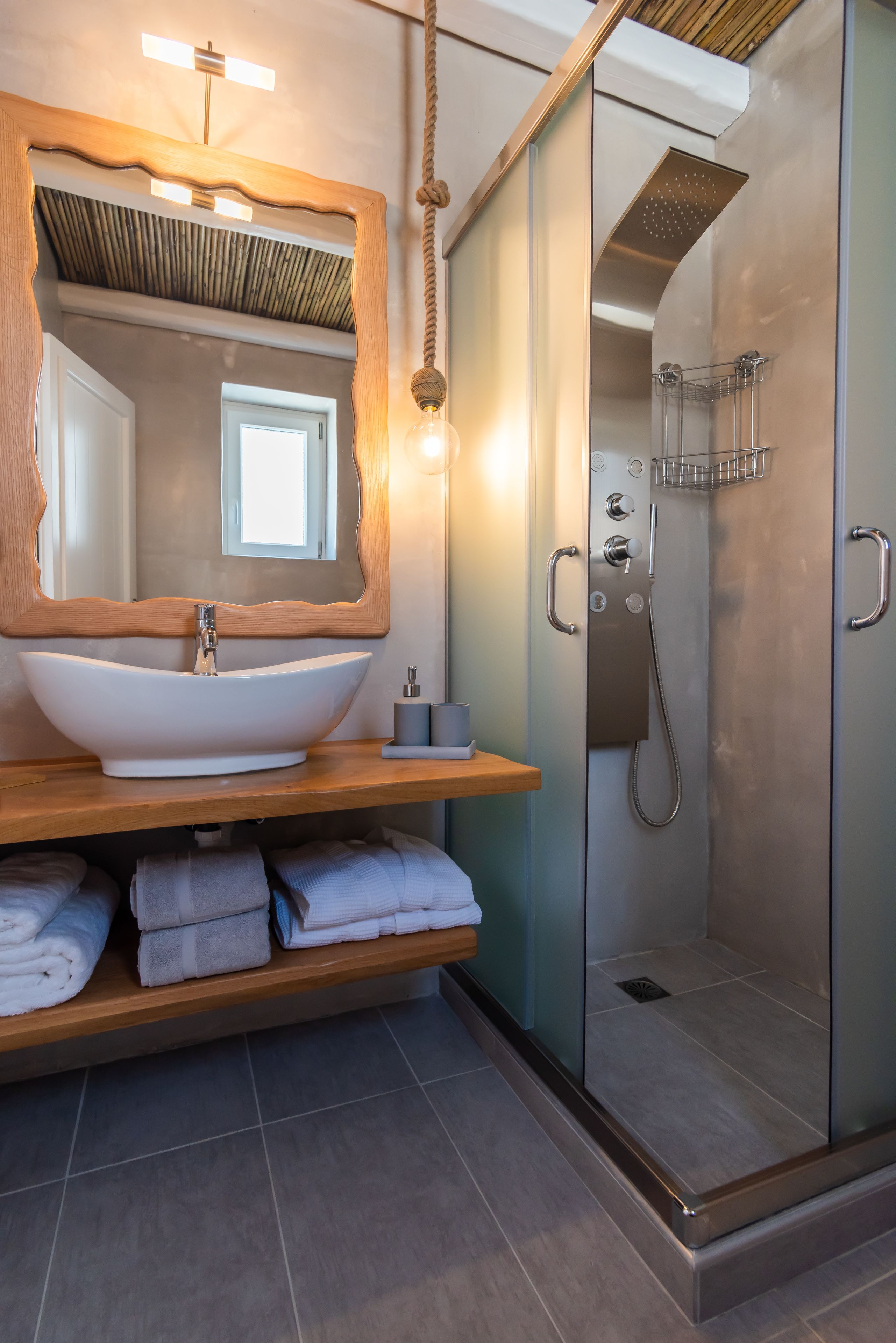 Suite Superior, banheira de hidromassagem, vista para o mar | Casa de banho | Um polibã, um chuveiro de hidromassagem, um secador de cabelo, roupões 