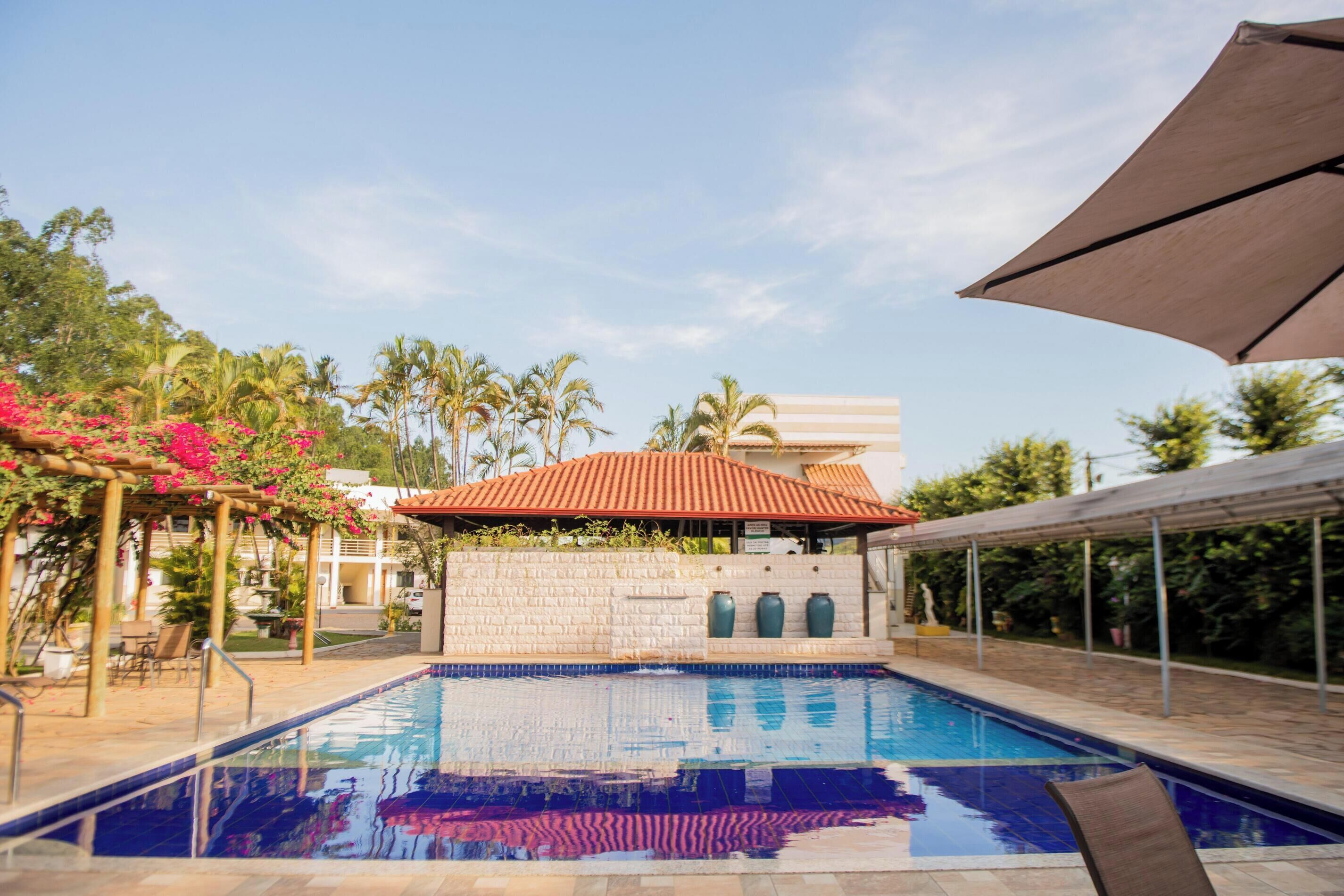 Piscina externa, espreguiçadeiras