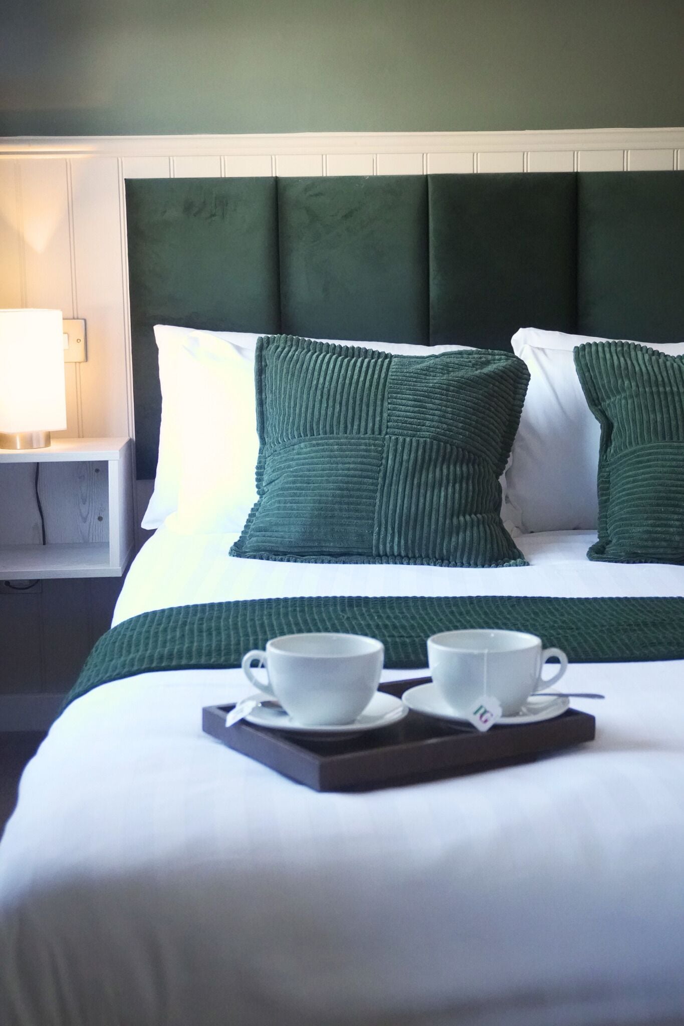 Secretária, ferro/tábua de engomar, roupa de cama fornecida 