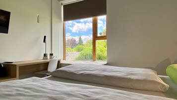 1 quarto, roupa de alta qualidade, secretária