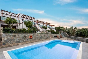 Piscina externa sazonal, guarda-sóis, espreguiçadeiras