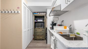 Suite Comfort, 1 cama queen-size, não fumadores, kitchenette (Private Bathroom) | Cozinha privada | Um frigorífico/congelador grande, um micro-ondas
