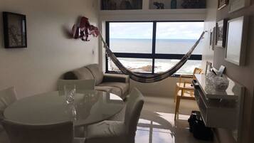 Apartamento, 2 quartos, casa de banho anexa, vista para o mar | Sala | Televisor LCD
