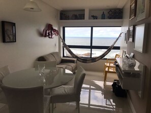 Apartamento, 2 quartos, casa de banho anexa, vista para o mar | Sala | Televisor LCD 