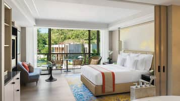 Quarto Premium, 1 cama king-size, acesso ao Club Lounge, vista para a piscina | 1 quarto, roupa de alta qualidade, edredões de penas